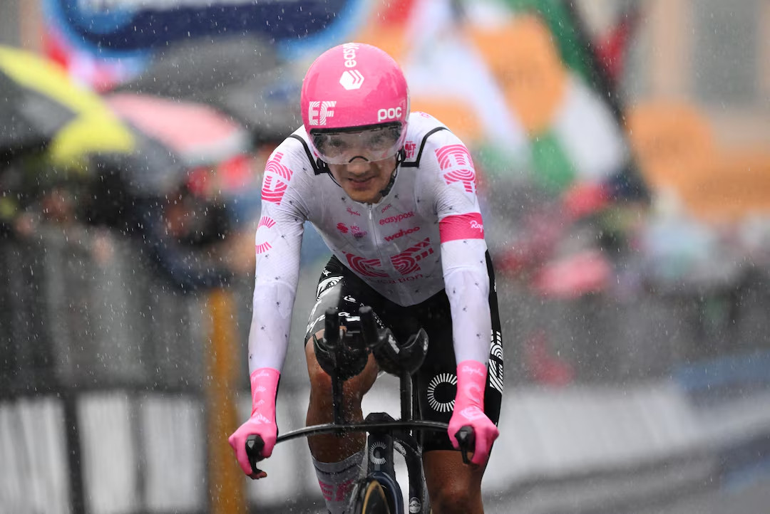 EF Education sofre forte revés: Richard Carapaz está fora do Tour de ...