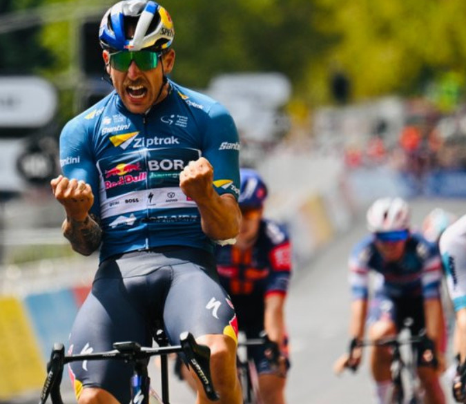 INEOS Grenadiers vence disputa e acerta com sprinter da Red Bull Bora ...