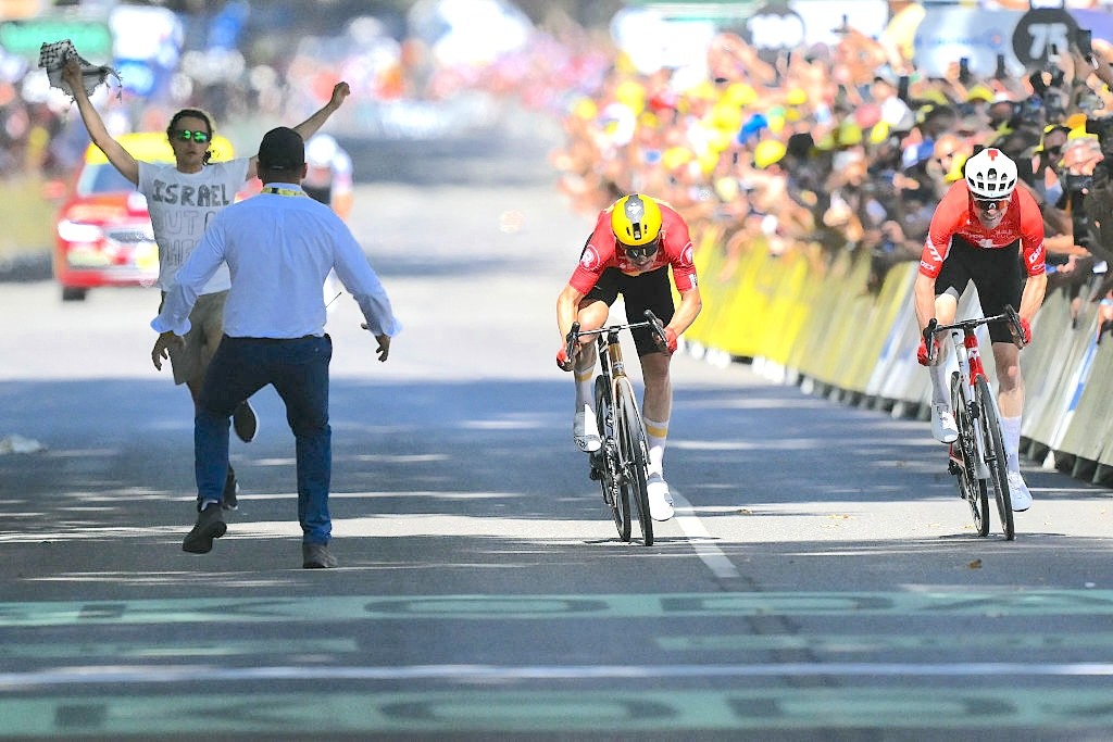 Homem que invadiu chegada do Tour de France é multado e recebe ...