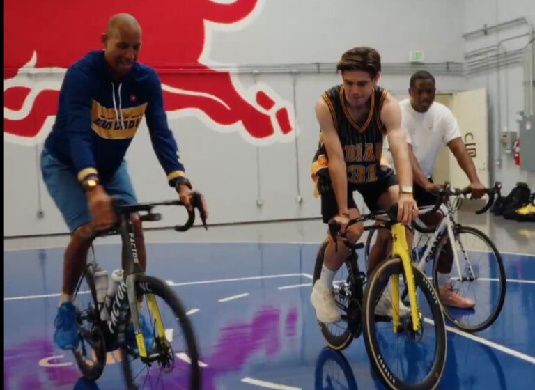 Wout van Aert joga basquete com lenda da NBA, assista o divertido vídeo