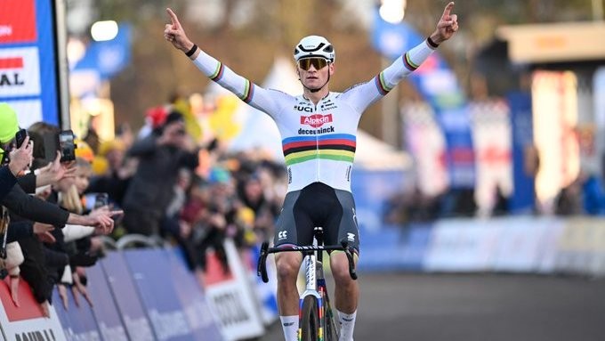Mathieu Van der Poel imbatível vence o Troféu X2O de Hofstade, a 3ª ...