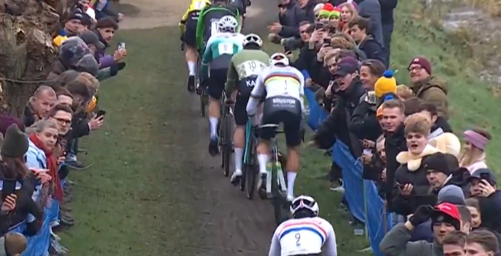 Torcedor é preso após tentar derrubar Mathieu van der Poel durante ...