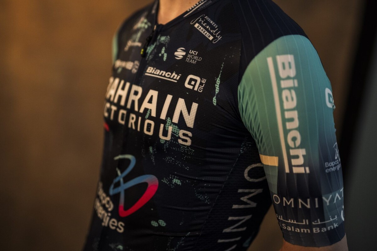 Bahrain Victorious apresenta novo uniforme para 2026, equipe comemora ...