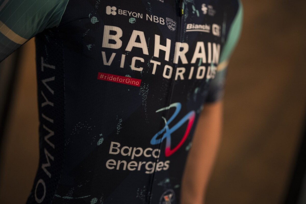 Bahrain Victorious apresenta novo uniforme para 2026, equipe comemora ...