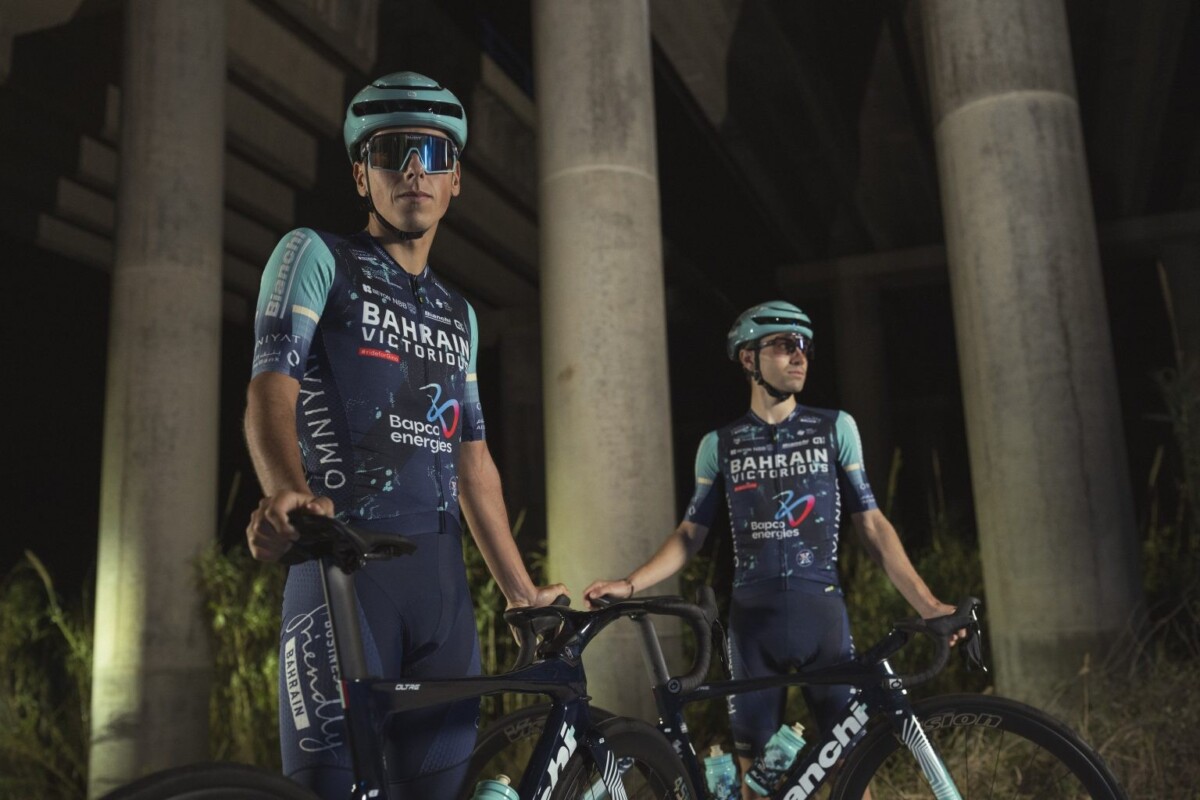 Bahrain Victorious apresenta novo uniforme para 2026, equipe comemora ...