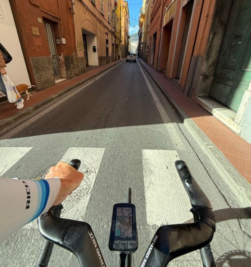 Tadej Pogacar é flagrado em treino para a Milan-Sanremo com a camisa de ...