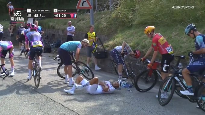 Afonso Eulálio sofre queda durante a 18ª etapa do Giro d’Italia ...